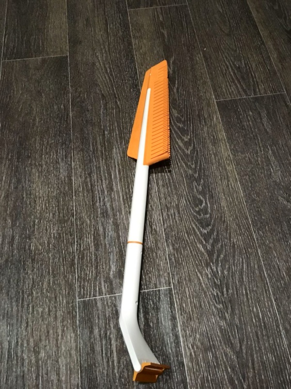 Обзор от покупателя на Щетка автомобильная Fiskars SnowXpert 1019352 ...